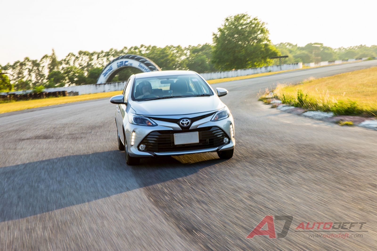 Deft Versus: TOYOTA VIOS G vs. HONDA CITY SV+: คู่มวยสุดร้อนแรงแห่งตลาด Subcompact | AUTODEFT ...